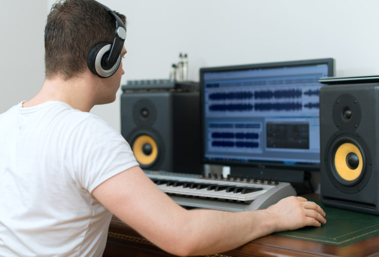 5 Steps to Record Vocals at Home Like a Pro [on a Low Budget ...