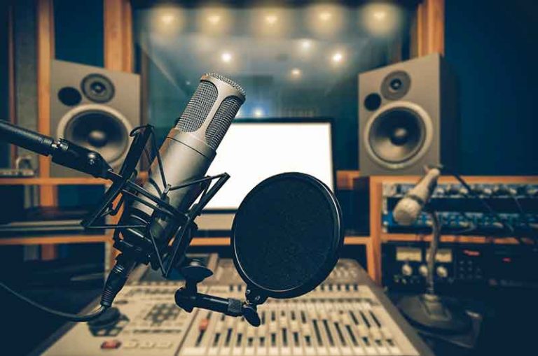 2021's Best External Microphones for iPhone 12, 11, & X (Lightning Port)