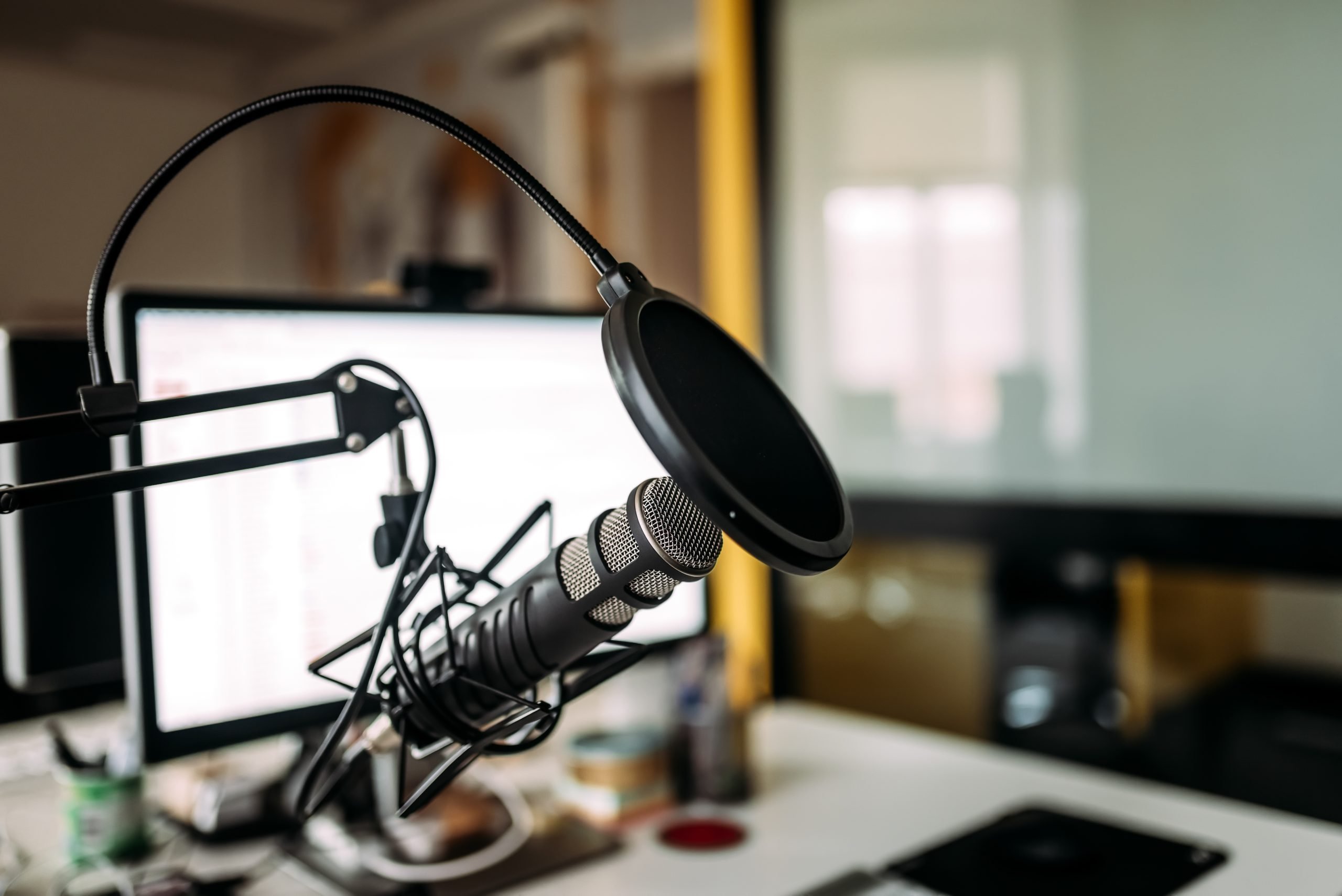 How to Choose the Best Podcasting Kit + 28 Superb Options