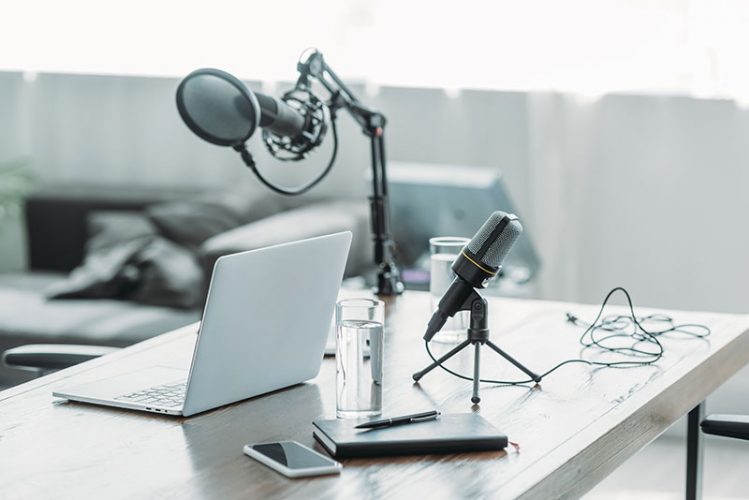 How to Choose the Best Podcasting Kit + 28 Superb Options