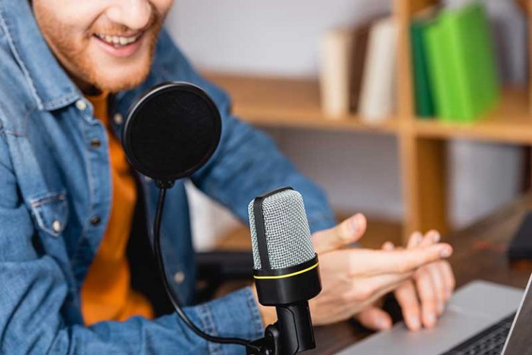 How to Choose the Best Podcasting Kit + 28 Superb Options